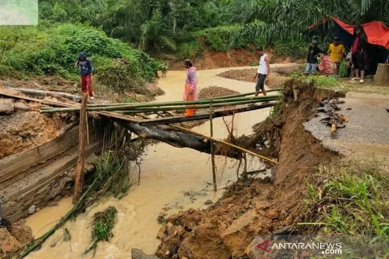 Jembatan di Aceh Tenggara Putus akibat Diterjang Banjir, 8 Desa Terisolir Jembatan di Aceh Tenggara Putus akibat Diterjang Banjir, 8 Desa Terisolir