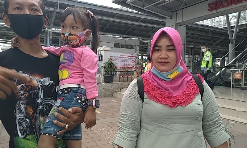 Pakai Masker Tipis Dan Baju Lengan Pendek Sekeluarga Ini Tak Diizinkan