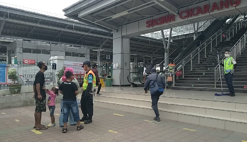 Pakai Masker Tipis Dan Baju Lengan Pendek Sekeluarga Ini Tak Diizinkan Masuk Stasiun Cikarang