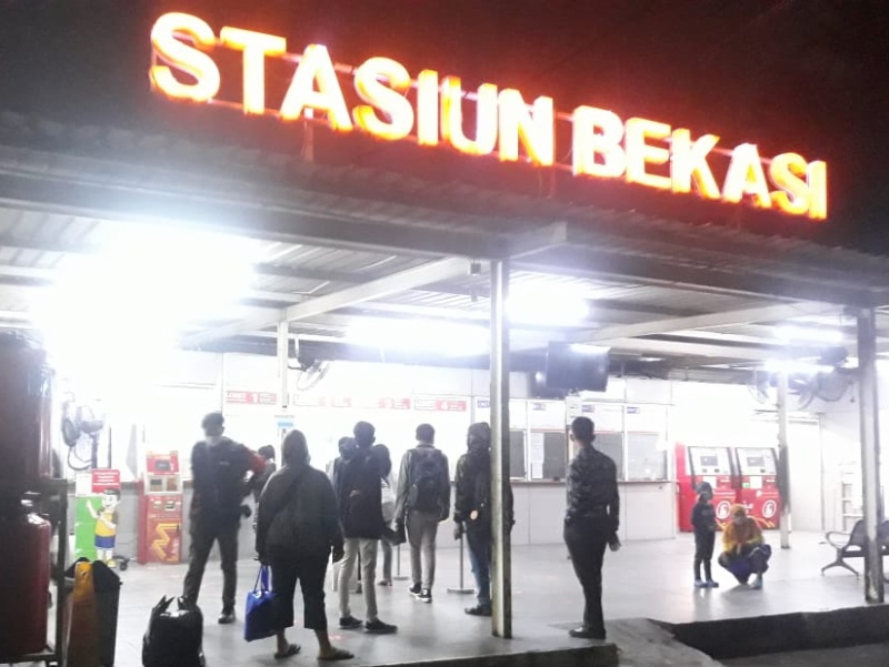 Stasiun Manggarai Padat Penumpang KRL di Hari Pertama PPKM Stasiun Manggarai Padat Penumpang KRL di Hari Pertama PPKM