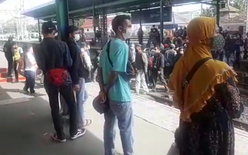Stasiun Manggarai Padat Penumpang KRL di Hari Pertama PPKM Stasiun Manggarai Padat Penumpang KRL di Hari Pertama PPKM