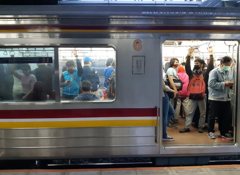 KRL dari Manggarai Penuh Penumpang arah Cikarang KRL dari Manggarai Penuh Penumpang arah Cikarang
