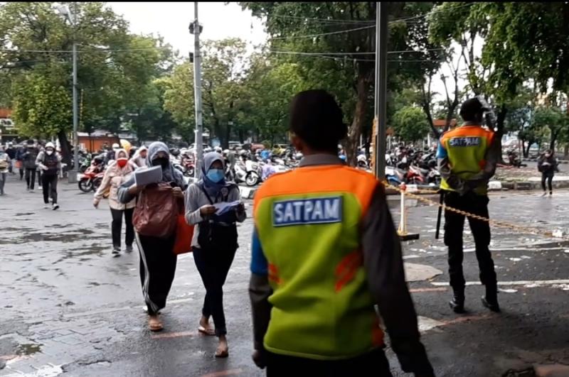 Hujan di Stasiun Bekasi Pagi Hari: Banyak Perempuan Kebasahan hendak ... Hujan di Stasiun Bekasi Pagi Hari: Banyak Perempuan Kebasahan hendak ...