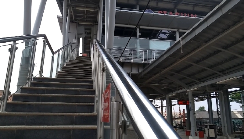 Hari Pertama PPKM Level 3, Penumpang KRL di Stasiun Cibitung masih Sepi Hari Pertama PPKM Level 3, Penumpang KRL di Stasiun Cibitung masih Sepi