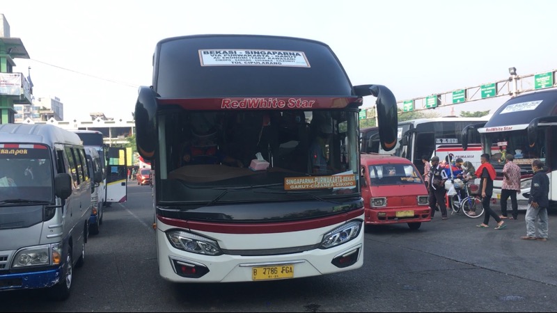 Penumpang Ini Datang dari Kalideres Pakai Bus Kota ke Terminal Bekasi ... Penumpang Ini Datang dari Kalideres Pakai Bus Kota ke Terminal Bekasi ...