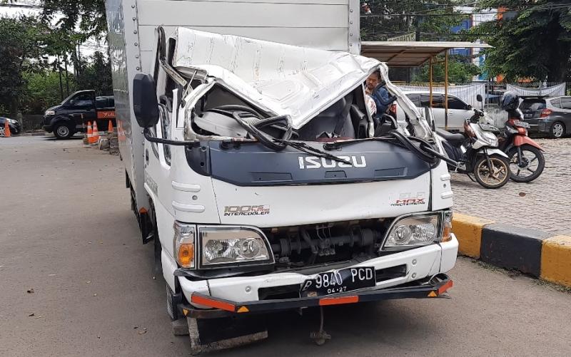 Begini Kondisi Mobil Boks yang Tertimpa Tiang BTS Kecelakaan Truk Maut ... Begini Kondisi Mobil Boks yang Tertimpa Tiang BTS Kecelakaan Truk Maut ...