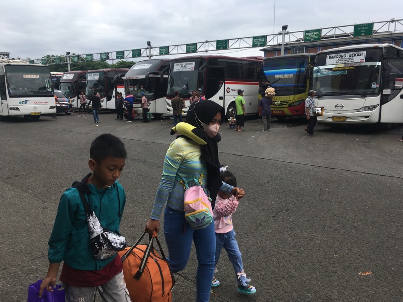 Turun dari Bus, Perempuan dan Dua Bocah Itu Tinggalkan Terminal Bekasi ... Turun dari Bus, Perempuan dan Dua Bocah Itu Tinggalkan Terminal Bekasi ...