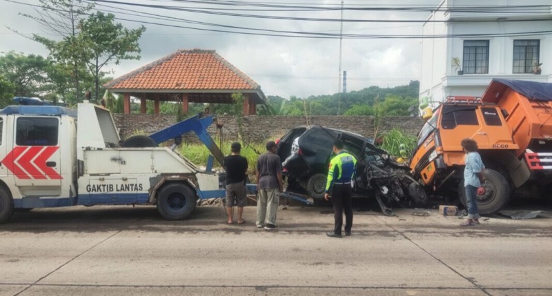 Truk Fuso Adu Banteng dengan Avanza di Ciwandan Cilegon, 1 Orang Luka Truk Fuso Adu Banteng dengan Avanza di Ciwandan Cilegon, 1 Orang Luka