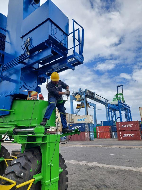 Pelindo jasa Maritim dan Anak Usahanya Jaga Kinerja Peralatan Pelabuhan Pelindo jasa Maritim dan Anak Usahanya Jaga Kinerja Peralatan Pelabuhan