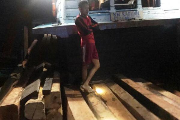 Angkut Kayu Diduga Ilegal Kapal Rahidin Ditangkap Di Perairan Dumai